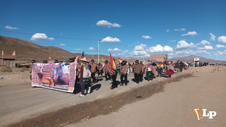 Productores de quinua llegan a Oruro y marchan hacia la sede de ...